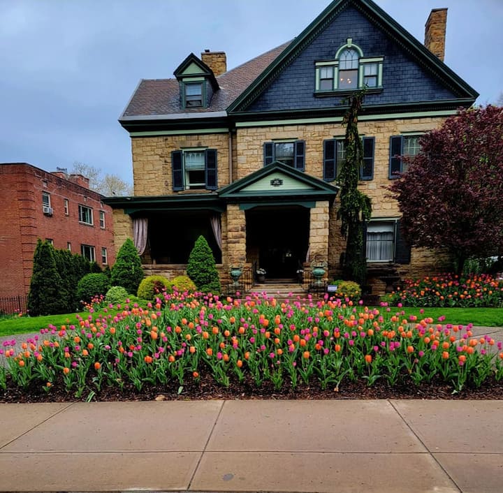 Travis Reed Place- Colonial Revival Home Shadyside - Pittsburgh, PA