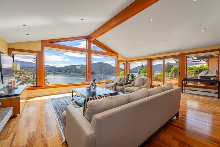 Deep Cove Stunning Waterfront House - Mount Seymour