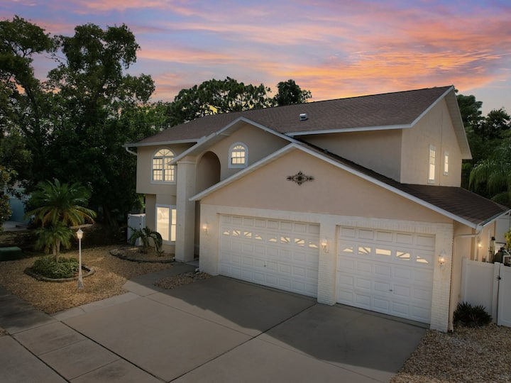 Summer Family Vacation! Large Pool, Spacious Rooms - Tarpon Springs, FL