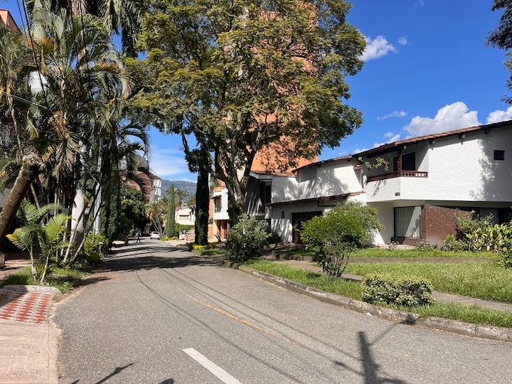 Spacious & Central • Big Kitchen, Peaceful Stay - Medellín