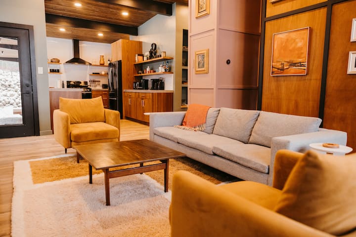 The Atomic Lodge - Luxury Mid-century Sanctuary - Ely, MN