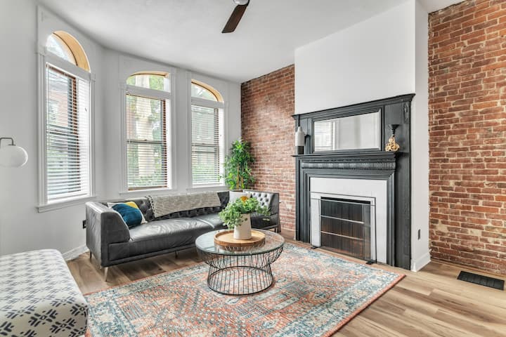 The Smith Victorian | 2br Brownstone Apartment - Springfield Museums