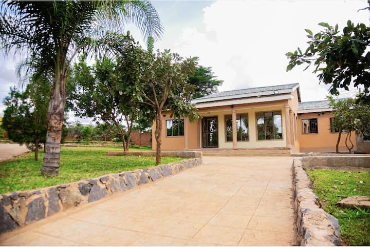House With Well Manicured Garden - Lilongwe