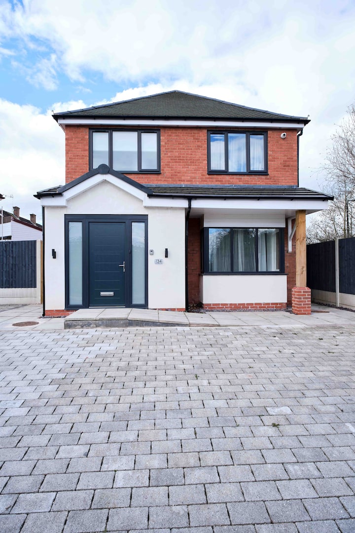 Modern 4 Bedroom Home - 스태퍼드