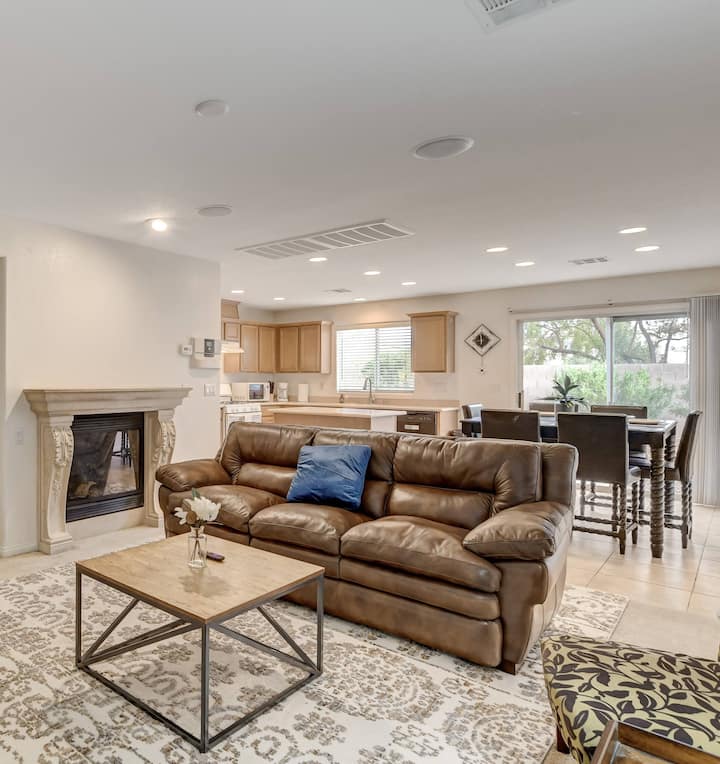 Bright Modern Tri-level Home With Space For 14! - Las Vegas