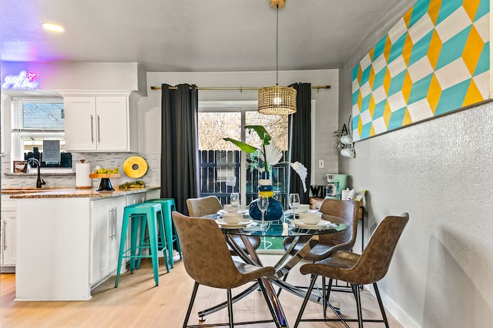 Stylish & Comfy Downtown Gem ~ Workspace ~ Parking - Irving, TX