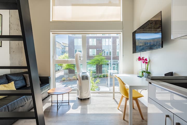 Cityscape King Bed On Broadway Modern Loft 03 - Seattle