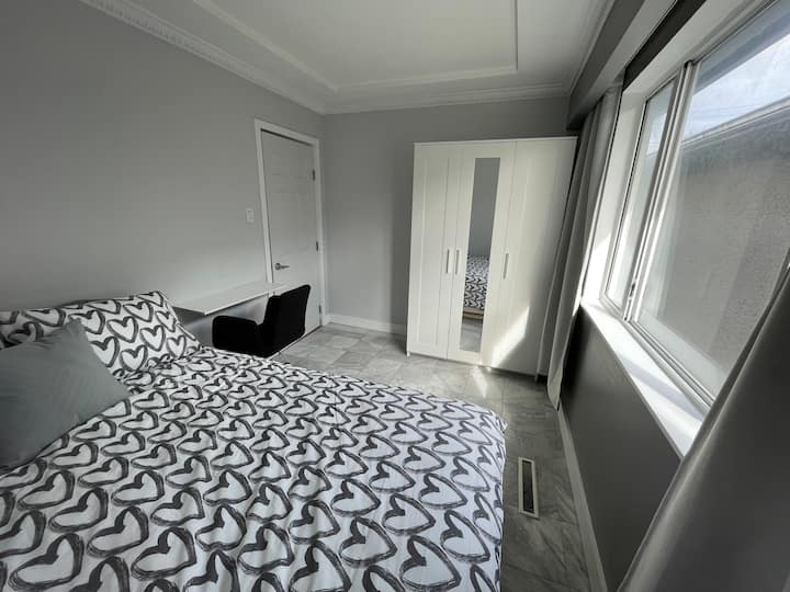 Room With Desk. Transit Close. - Richmond