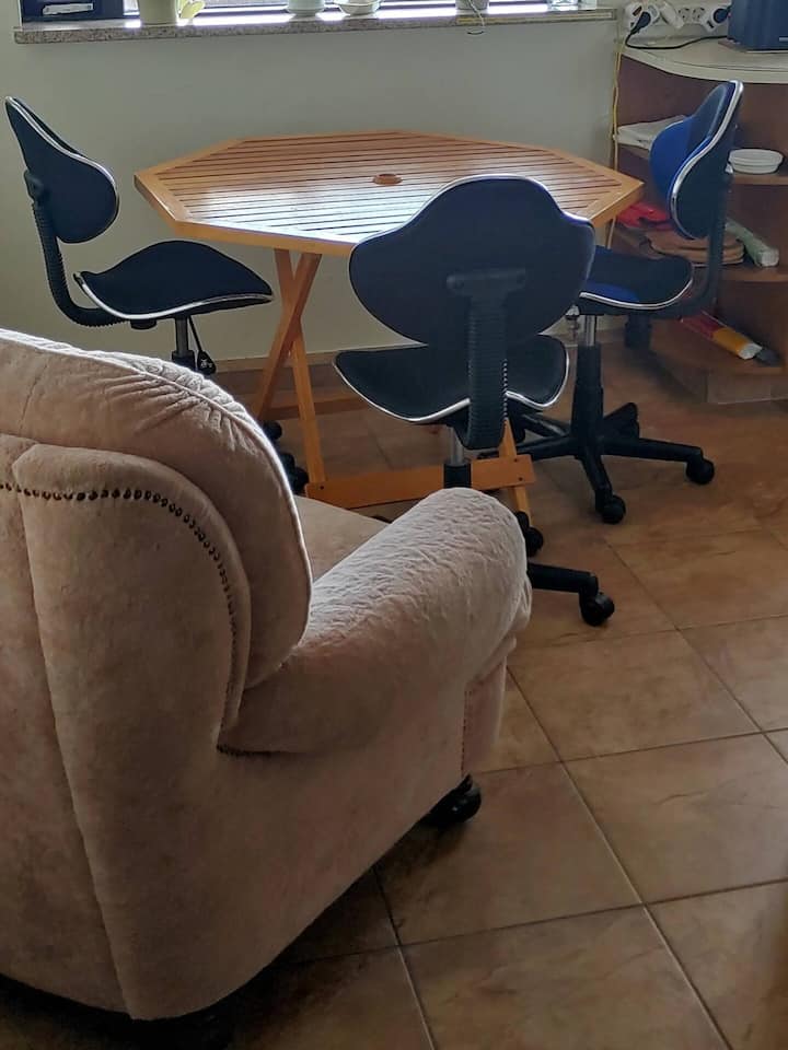 Charity.casa Organizer Room - Read On - Islande