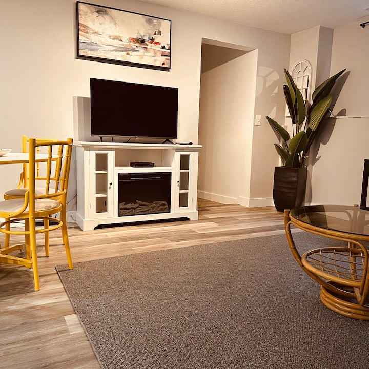 Travellers Den -Stay-work- Play - Salmon Arm