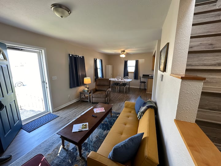 Quiet, Cozy Charm - Cedar Rapids, IA