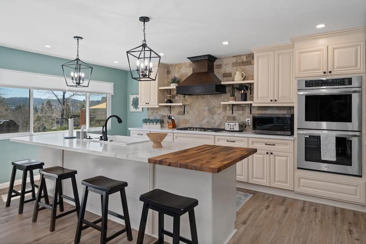 Family Fun Getaway, Themed Rooms, Games & Hot Tub - Lake Arrowhead, CA