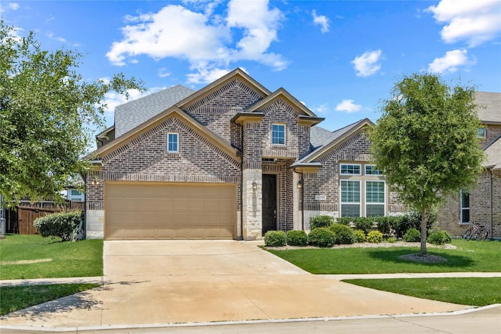 Contemporary Room Queen Bed + Private Bath + Wifi - Carrollton, TX