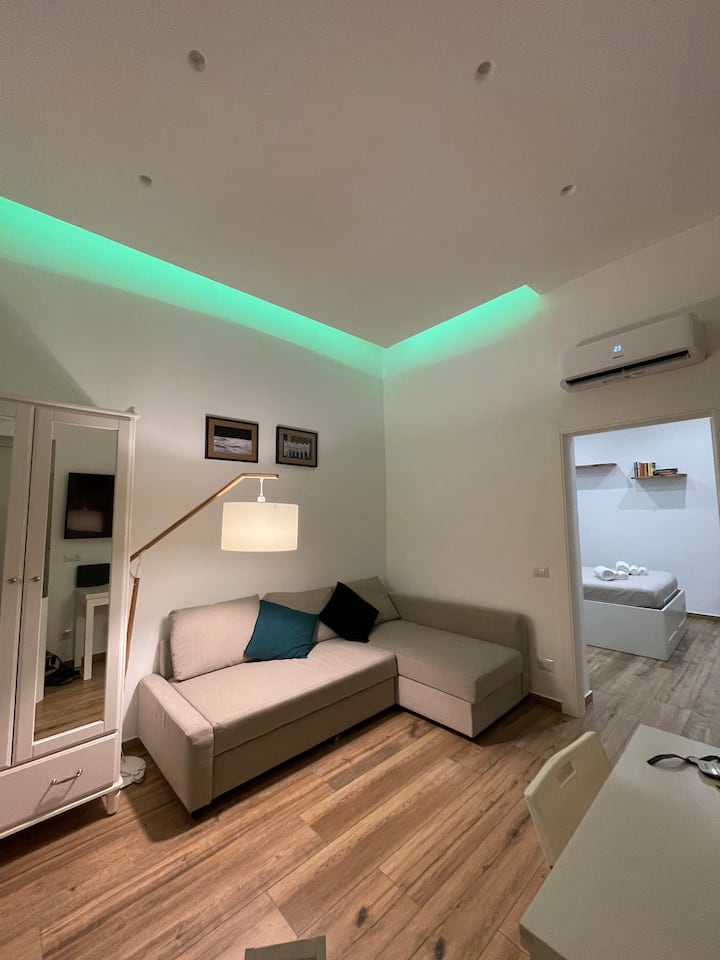 Mrs Colibrì, A Piazza Dante - Naples