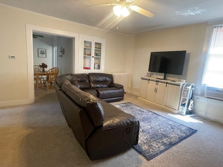 Historic Nauvoo Apt "B" Family Friendly Sleeps 8 - Nauvoo, IL