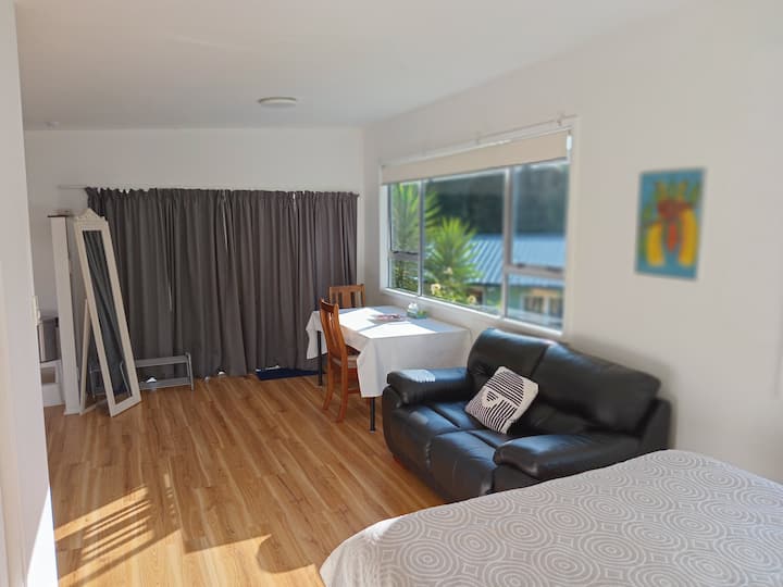 Secluded Sunny Studio With Off-street Parking - Auckland