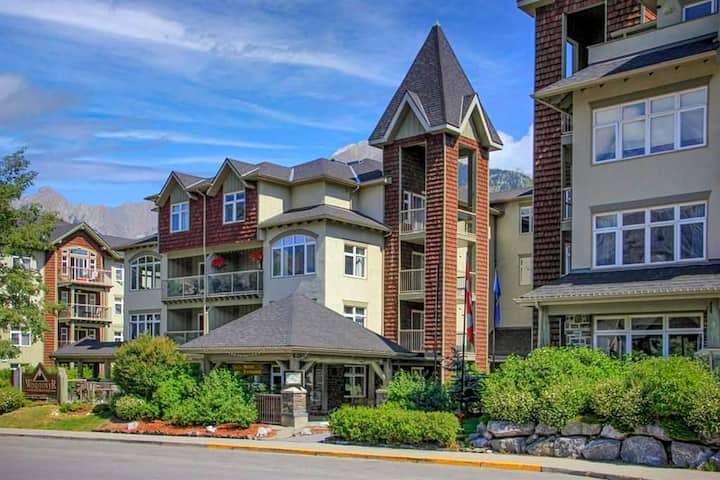 Mountain View Retreat: Spacious & Sleeps 6! - Canmore