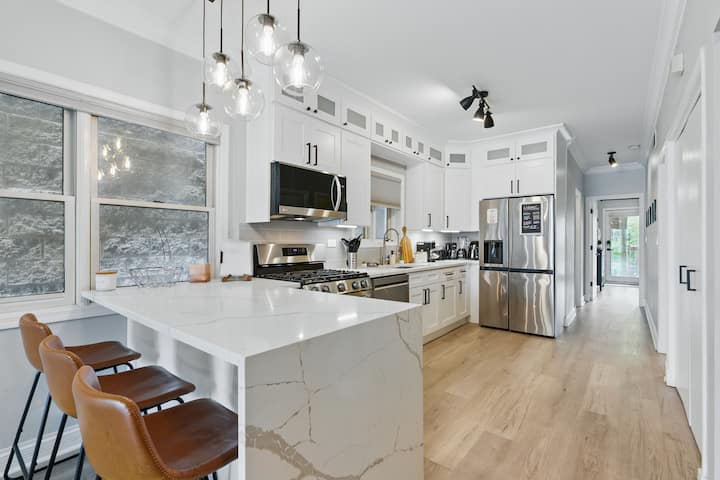 Cozy Duplex Down In Wicker Park East W/ Parking - Chicago, IL
