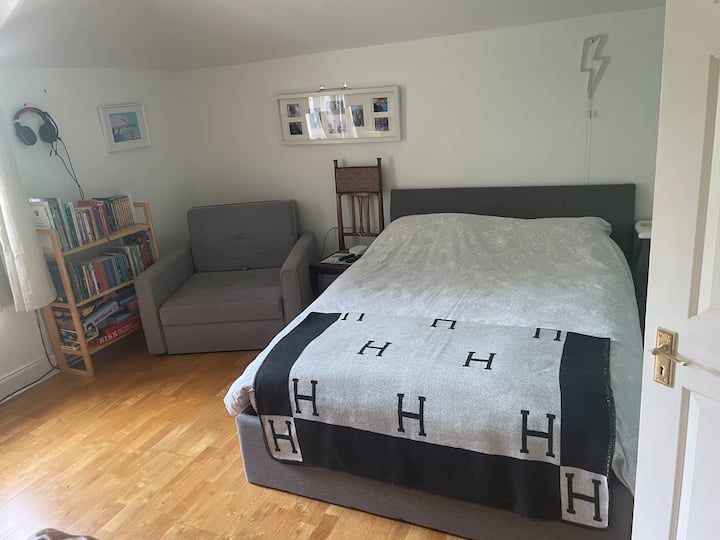 Private Very Large Double Room With Bed Armchair - Edimburgo