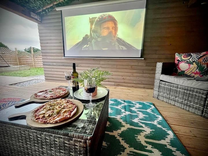 Luxury Yurt With Log Burning Hot Tub & Cinema - Yorkshire