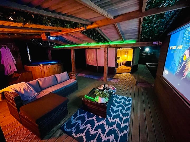 Luxury Yurt With Log Burning Hot Tub & Cinema - Yorkshire
