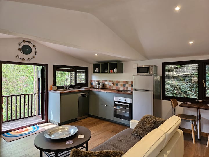 Treetops Lodge, Private Parking, Garden - Redruth