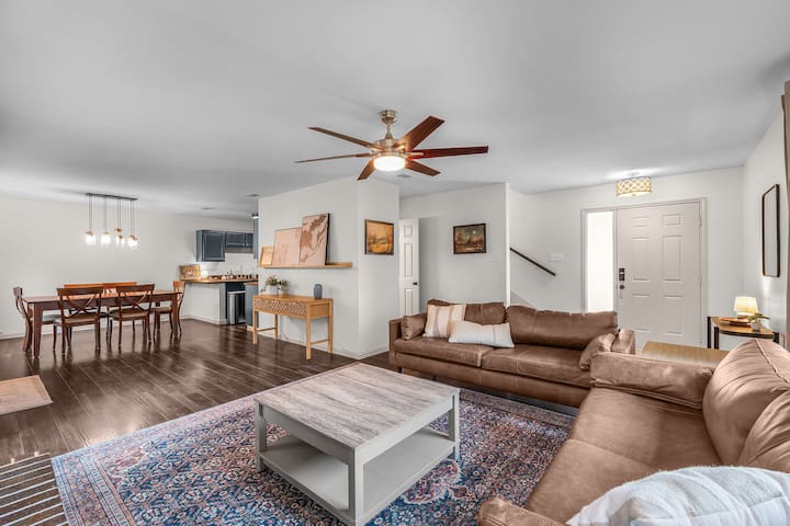 Cozy Home With 2 Car Garage And Fenced Yard - Grapevine, TX