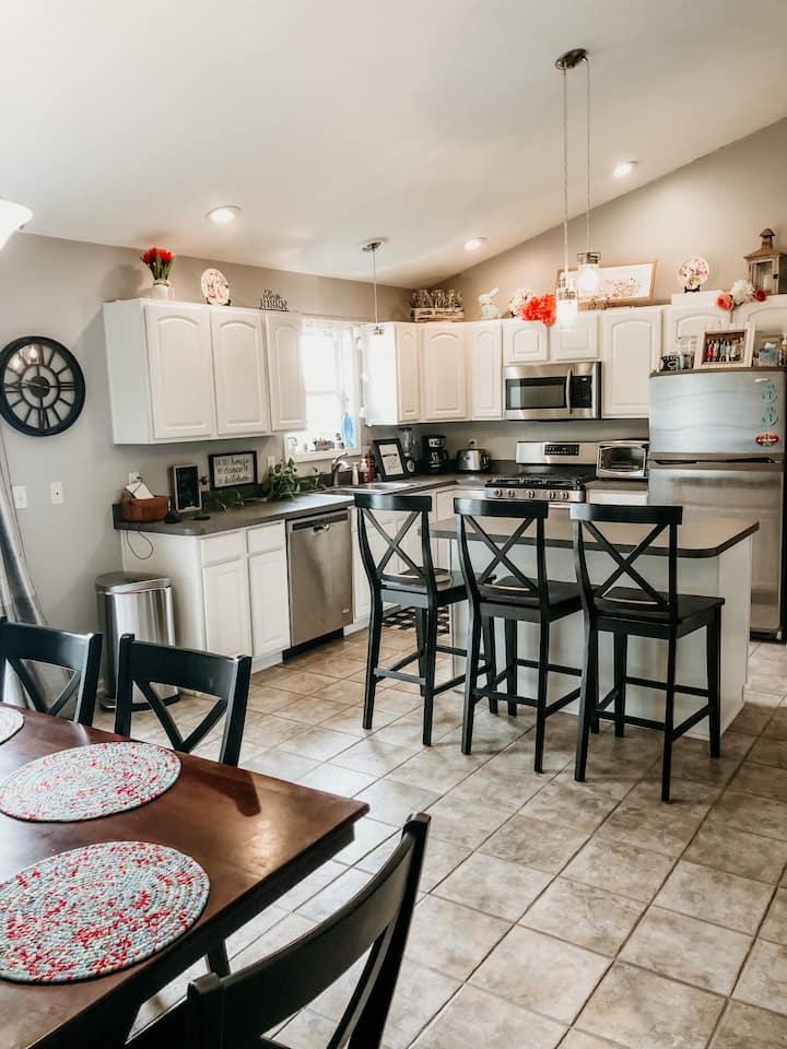 10 Miles To Nd Memories Made Here, Dog Friendly - Elkhart, IN