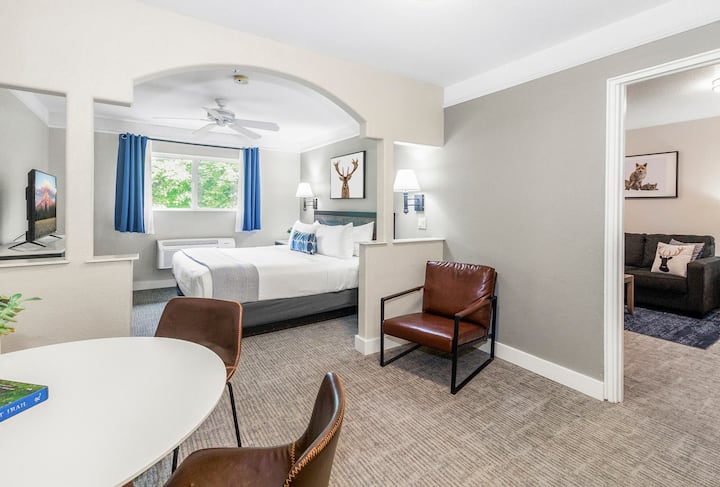 Inn At Mount Shasta, Premier Suite - Mount Shasta, CA