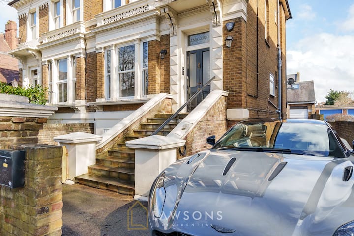 Stylish Living  By Lawsons- 3 En Suites - Slough