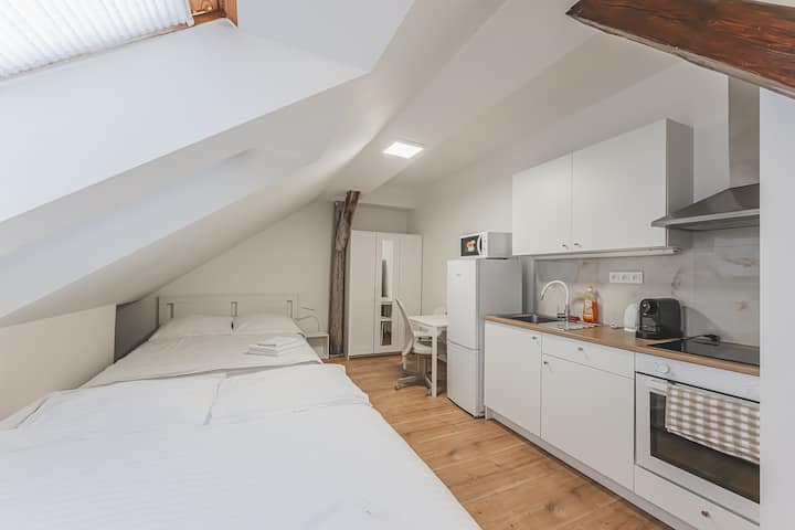Flat Near Prague Castle | Stylish & Prime Location - プラハ