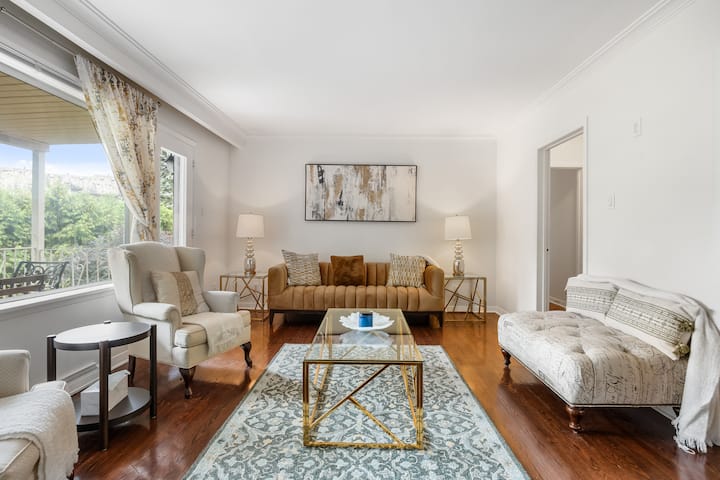 Cheerful 3 Bedroom 2 Bathrooms Close To Subway - Toronto