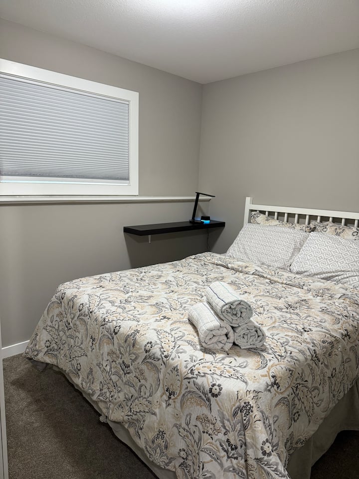 1 Bdrm Guest Suite 1 Queen 1 Twin - Airdrie