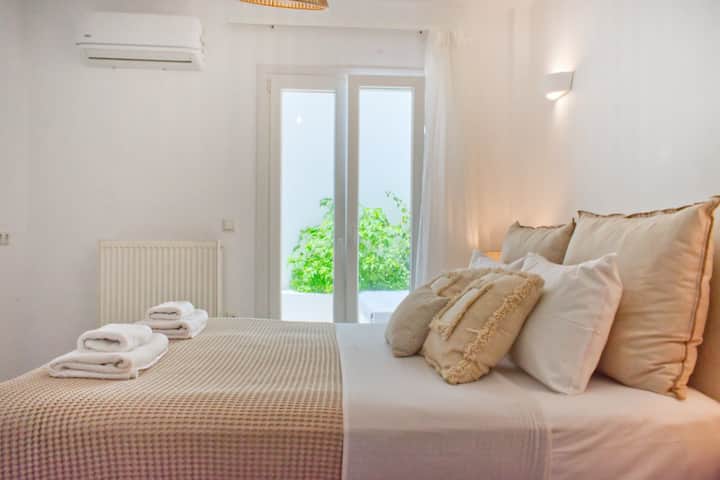 8' To The Beach, 75sq.m 2 Bed Suite W Private Yard - Cyclades