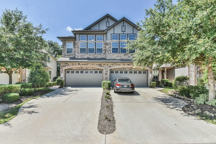 Spectacular Townhome In Creekside Park - The Woodlands, TX