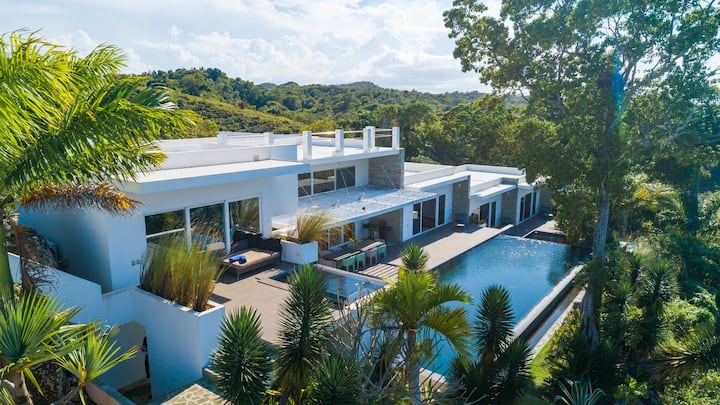 Casa Quivira: Luxe 5-bed Retreat W/ Waterfall Pool - Sosúa