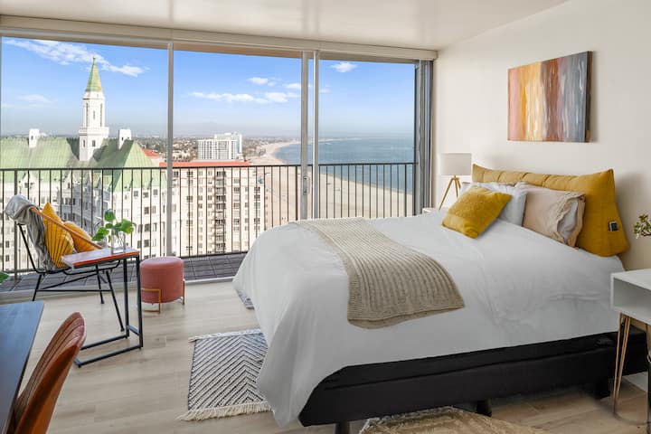 Luxury Oceanfront High-rise W/ Wraparound Balcony - Long Beach, CA