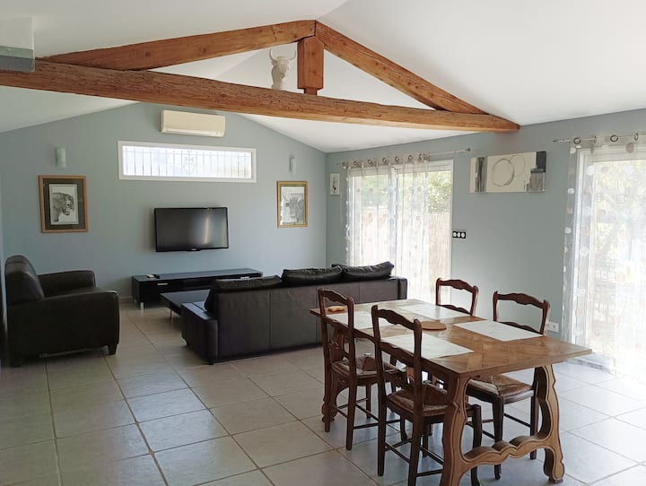 Villa Vauvert 100 M² 
Sur 4000 M² De Jardin Clos - Vauvert