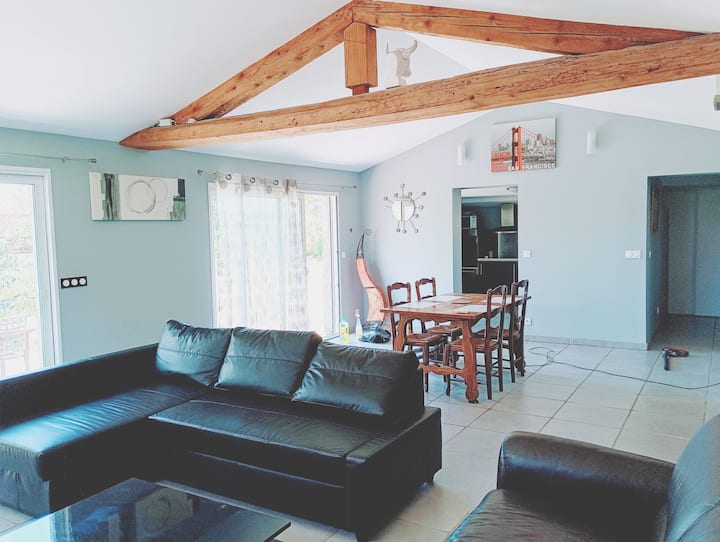Villa Vauvert 100 M² 
Sur 4000 M² De Jardin Clos - Vauvert