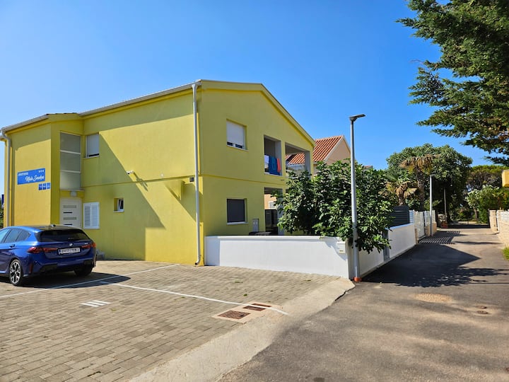 Modern 1-bedroom Apartment 50m From The Sea - Vir