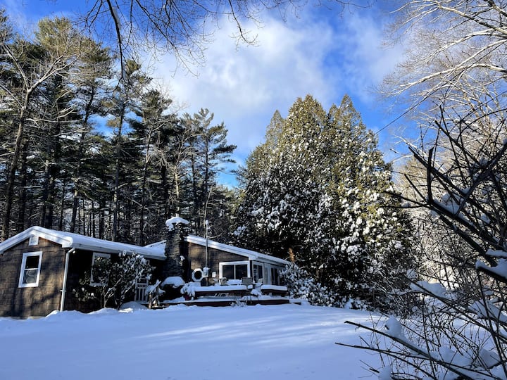 Pet Friendly Cottage Near Lake; Ski, Hike, Explore - Great Barrington, MA