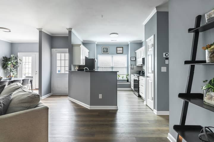 Inviting 1 Level Flat- King Bed/garage/3tvs - Huntsville, AL