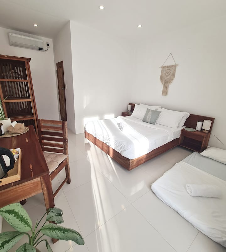 Queen Room | Ac & Cr | Up To 3 Pax | Pet Friendly - ルソン島