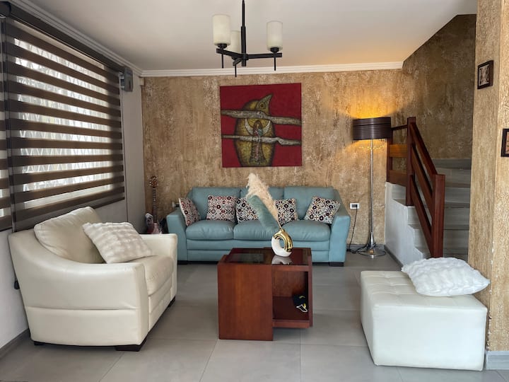 Casa Cómoda Y Segura - Excelente Ubicación - Cuenca