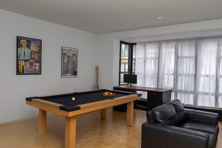 Spacious 3 Bedroom Apartment With Pool Table - Brussel