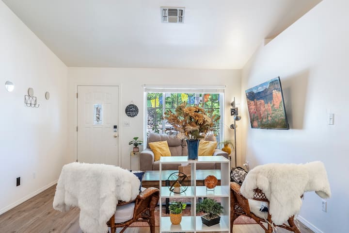 Fireside Charm & Starlit Nights: 3br/2ba House - Arizona
