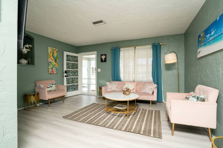 Beach Bliss & Artsy Haven 2 Bdrm - ガルフポート, FL