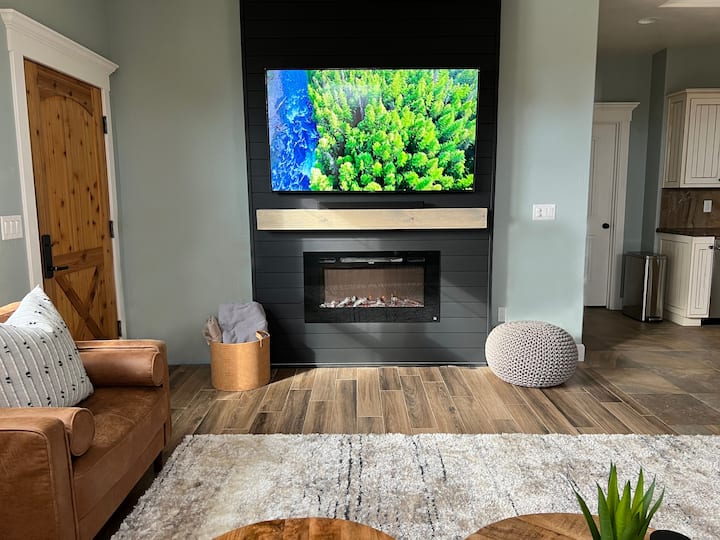 The Modern Mountain View Cottage With Hot Tub! - Kalispell, MT