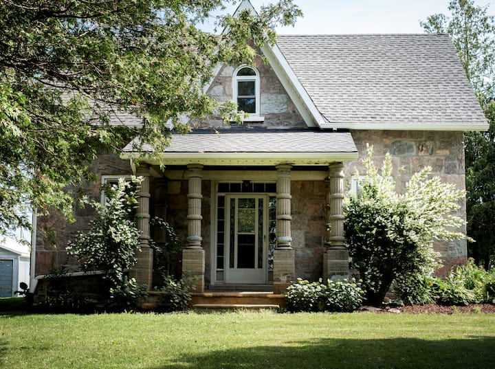 *New* The 1868 Stonehouse Retreat - Clinton