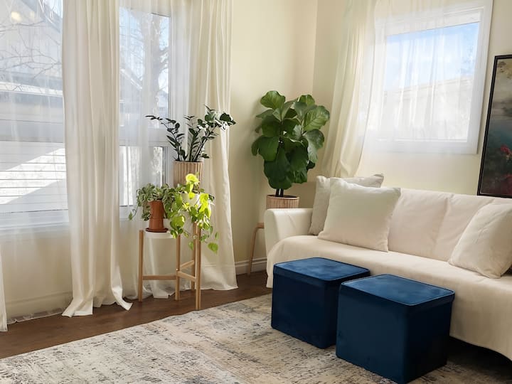 Trendy Walk-out Suite Thats Comfortable & Peaceful - 卡加利